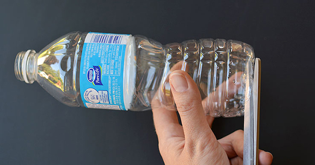 Hun begynner å klippe i en flaske. Barna kommer til å elske at du lager ...